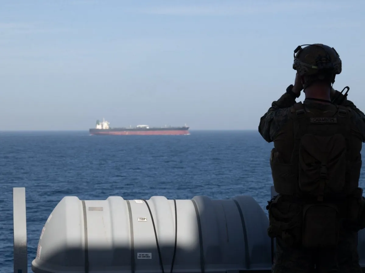 Čínský ropný tanker byl zasažen poblíž Hormuzského průlivu a hoří