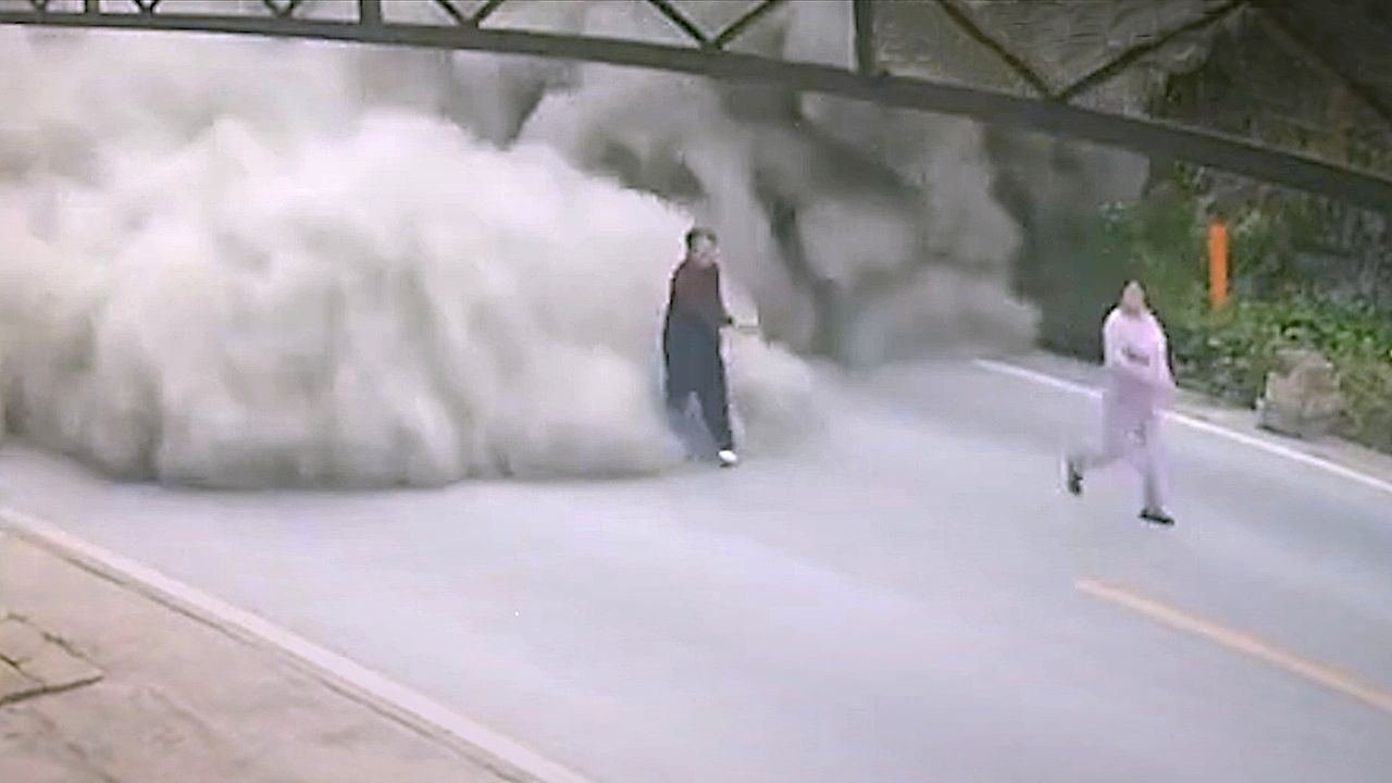 Elderly man swallowed by massive cement dust cloud in China