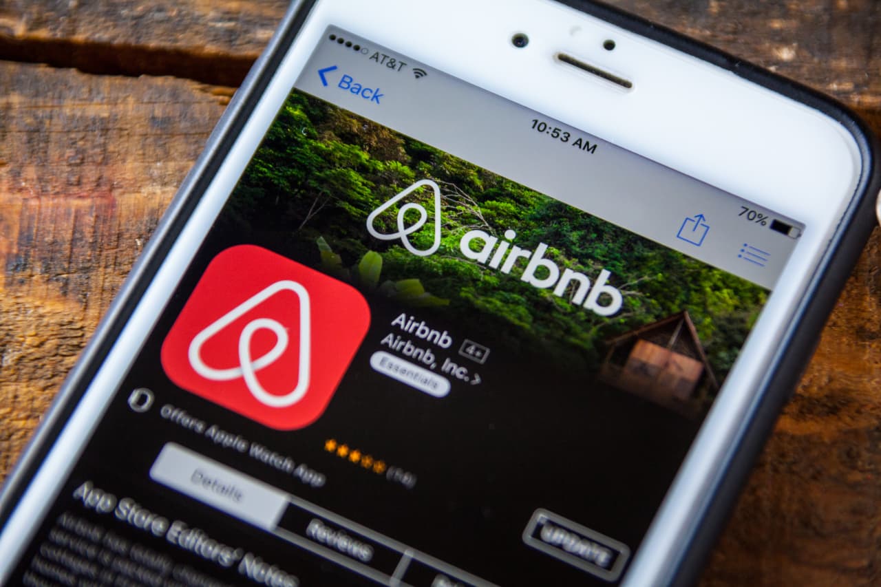 Airbnb beats expectations for revenue, gross bookings value. The stock ...