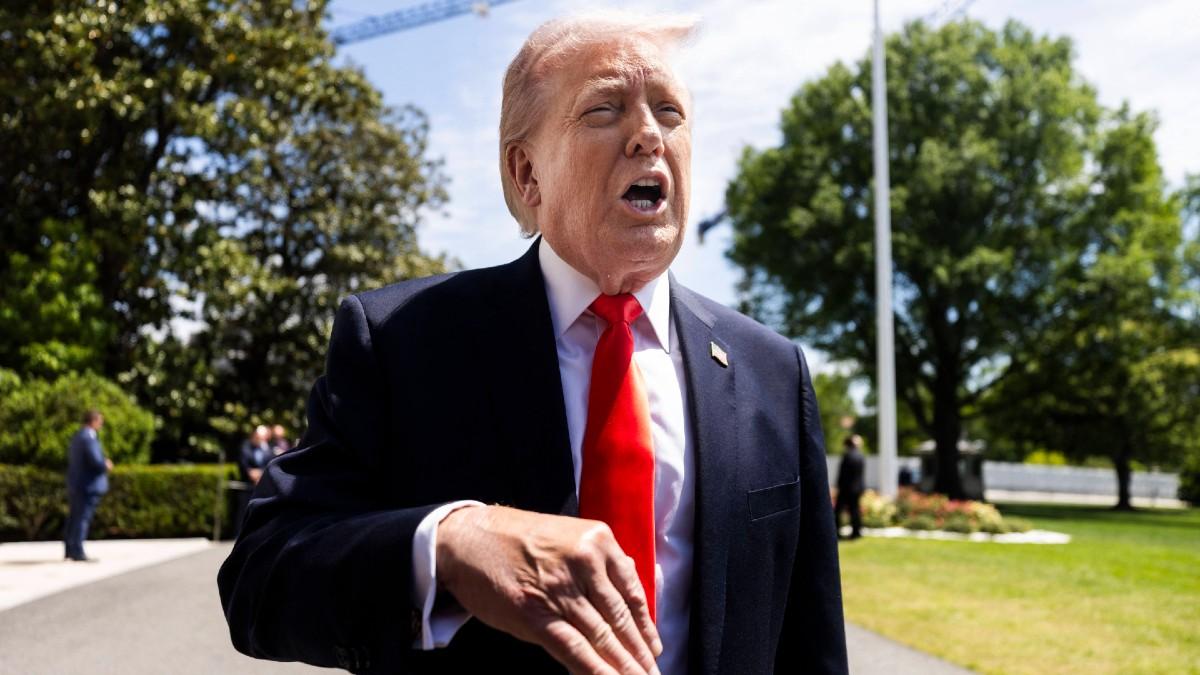 Donald Trump branded 'dumbest president in history' as he explains the ...