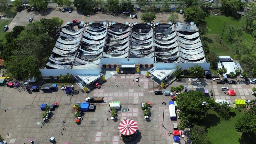 Five killed in huge fire at packed Mexico fairground