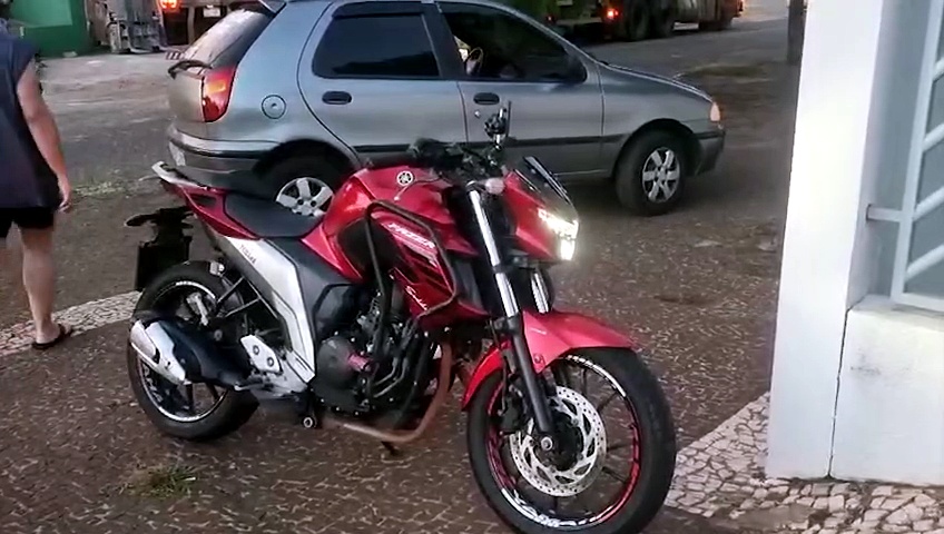 Motociclista sofre acidente em frente aos bombeiros na Rua Jorge Lacerda