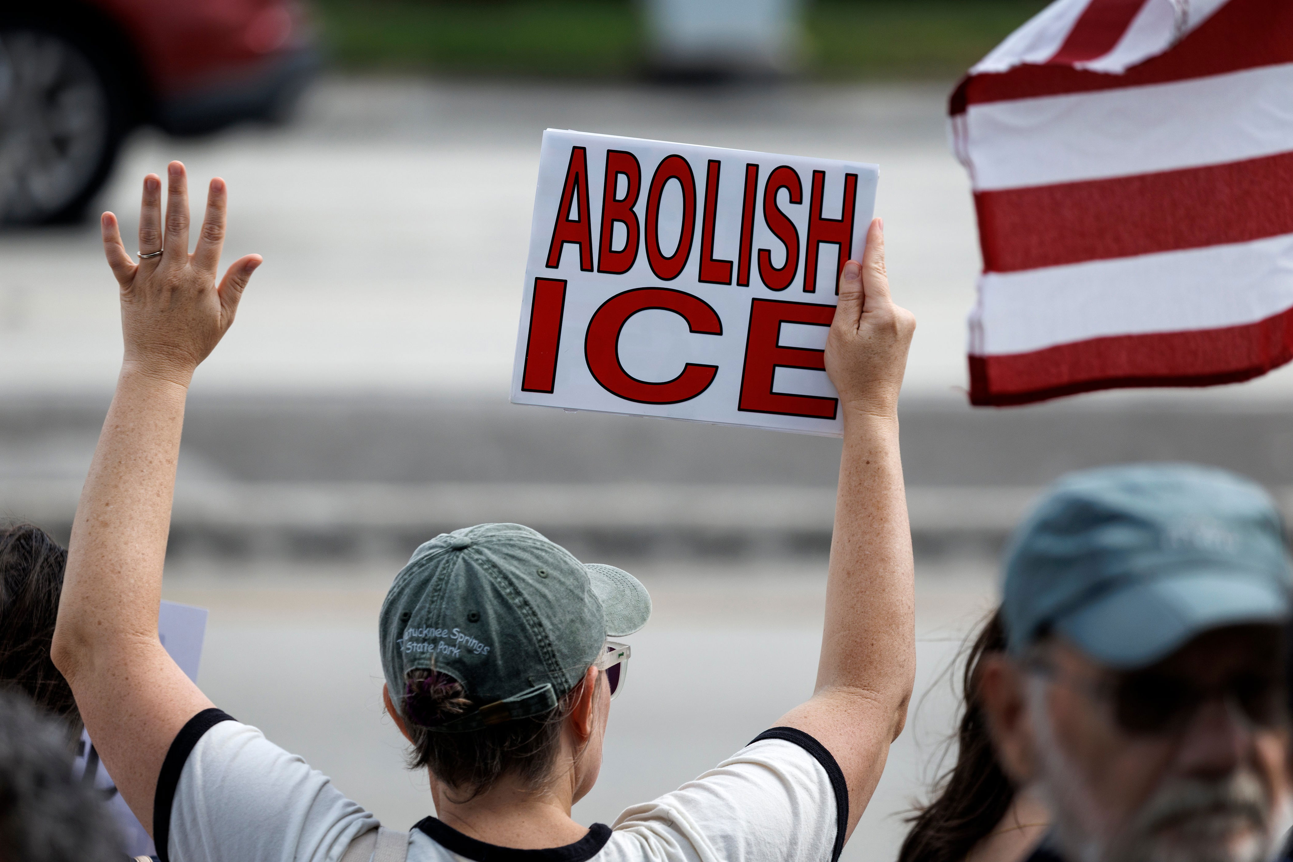 Otro tribunal federal frena la política del ICE para detener a ...