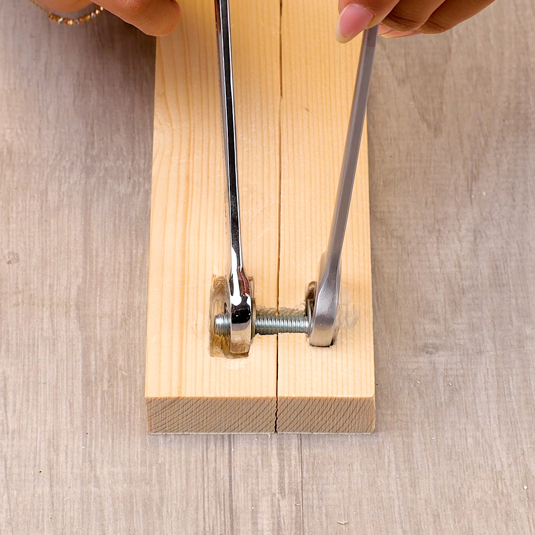 Tightening wood with bolts method🔩