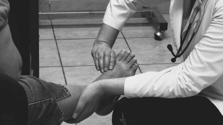 ¿Conoces la enfermedad del calcetín? Así afecta este raro síndrome
