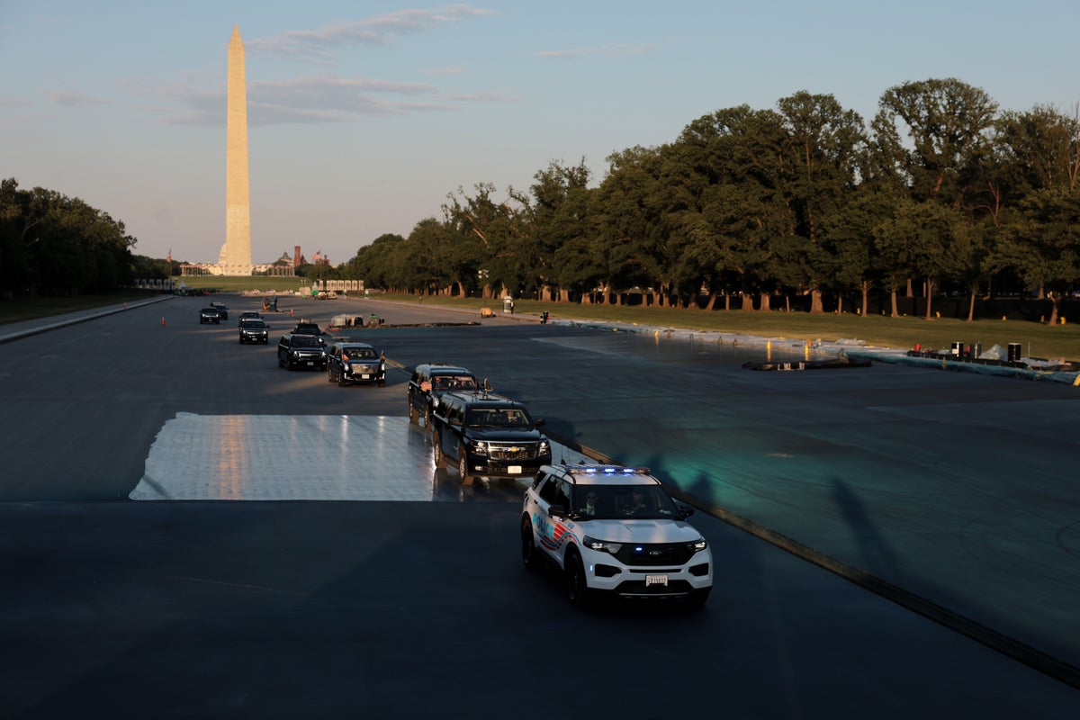 Trump rides through Lincoln Memorial Reflecting Pool in motorcade