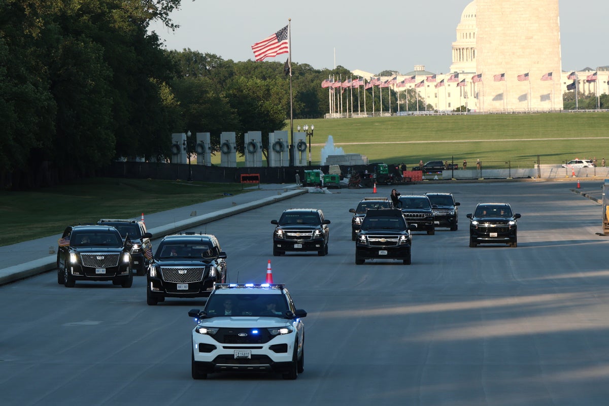 Trump rides through Lincoln Memorial Reflecting Pool in motorcade
