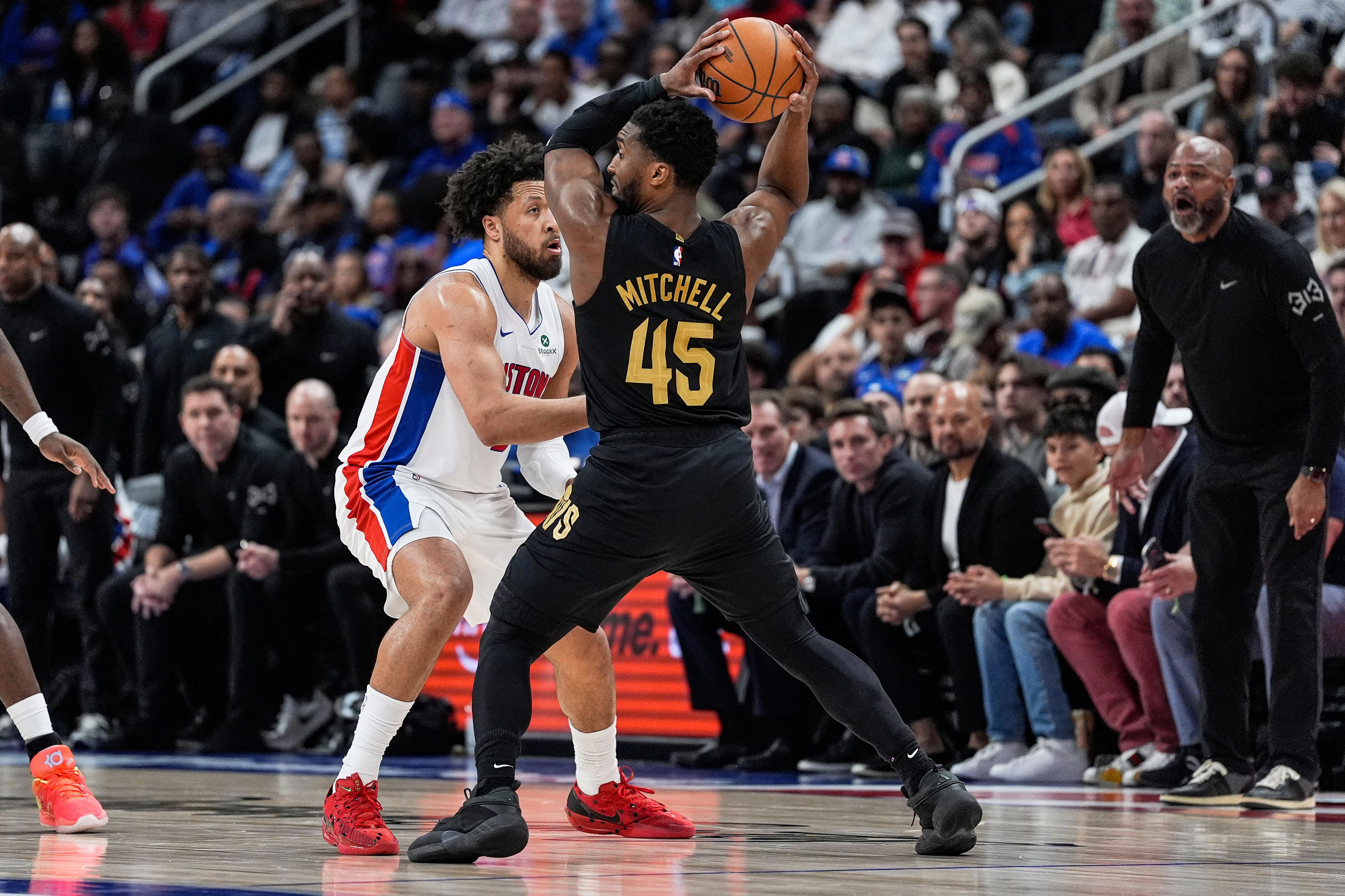 Cavs score, live Game 2 updates vs. Pistons. Detroit leads as Q4 begins