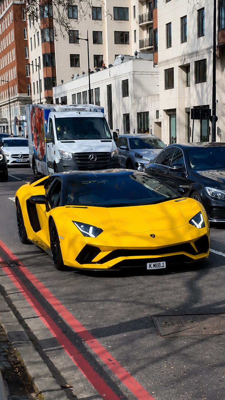 Lamborghini Aventador with a sound that fits the look
