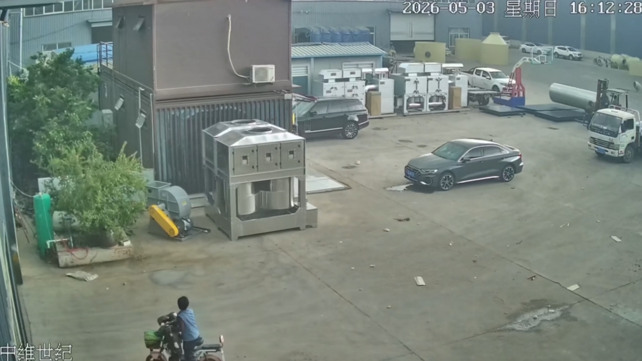 Man stops rolling steel sheet before it hits car in Jinan, Shandong, China