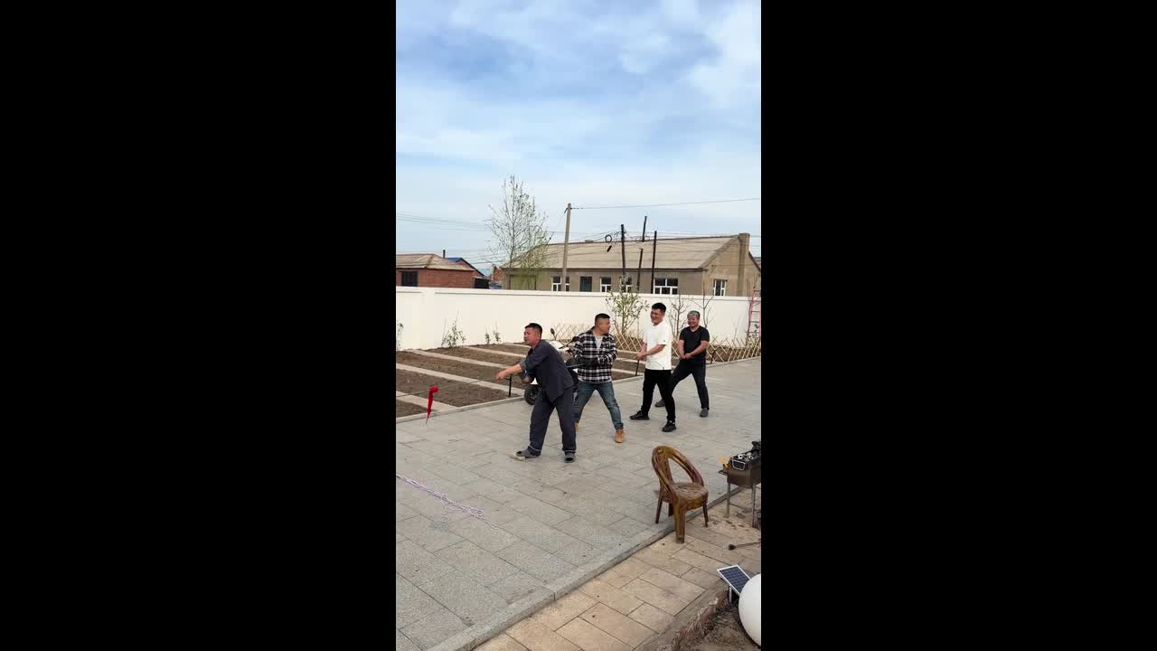 Tug-of-war rope snaps during game in Jilin, China