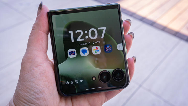 Hey Apple, I don't want a Galaxy Z Fold clone, I want a colorful ...