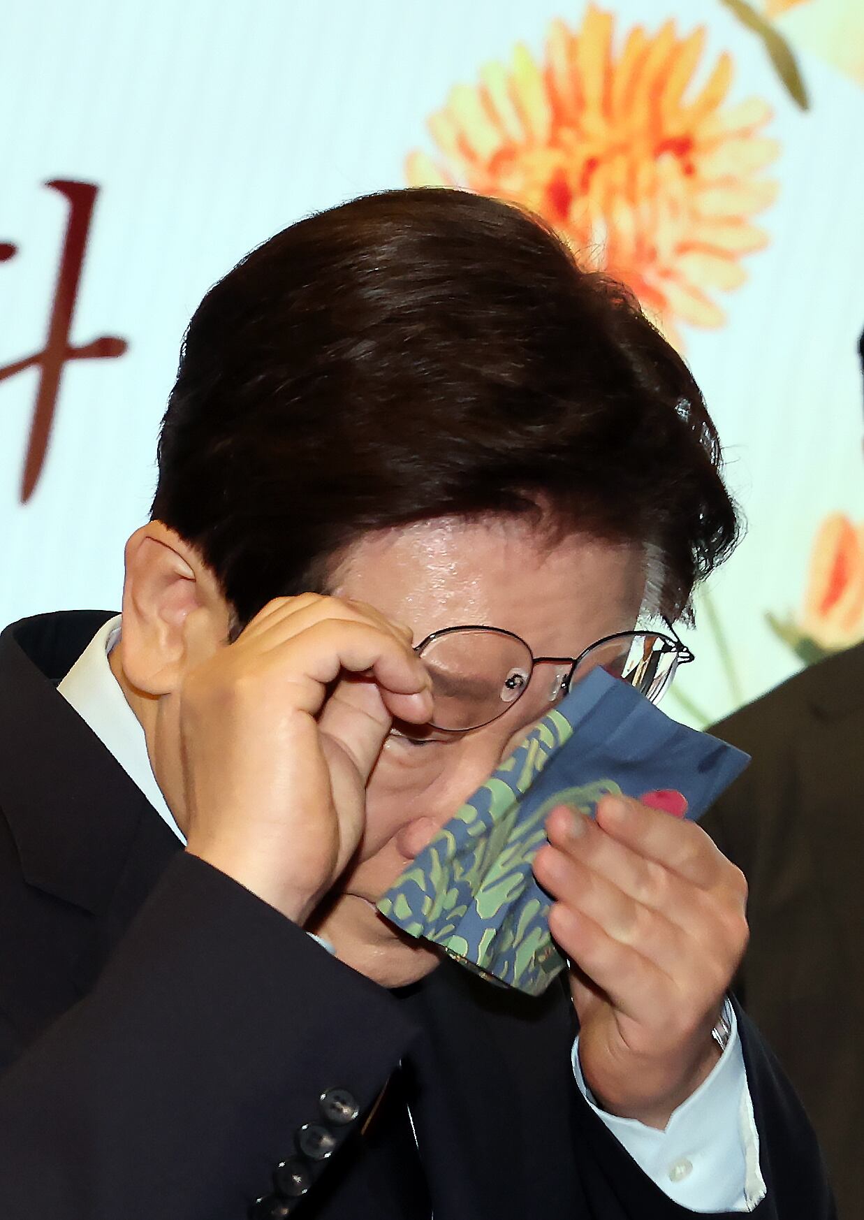 President Lee Jae Myung tears up, pledges state’s duty to bereaved families