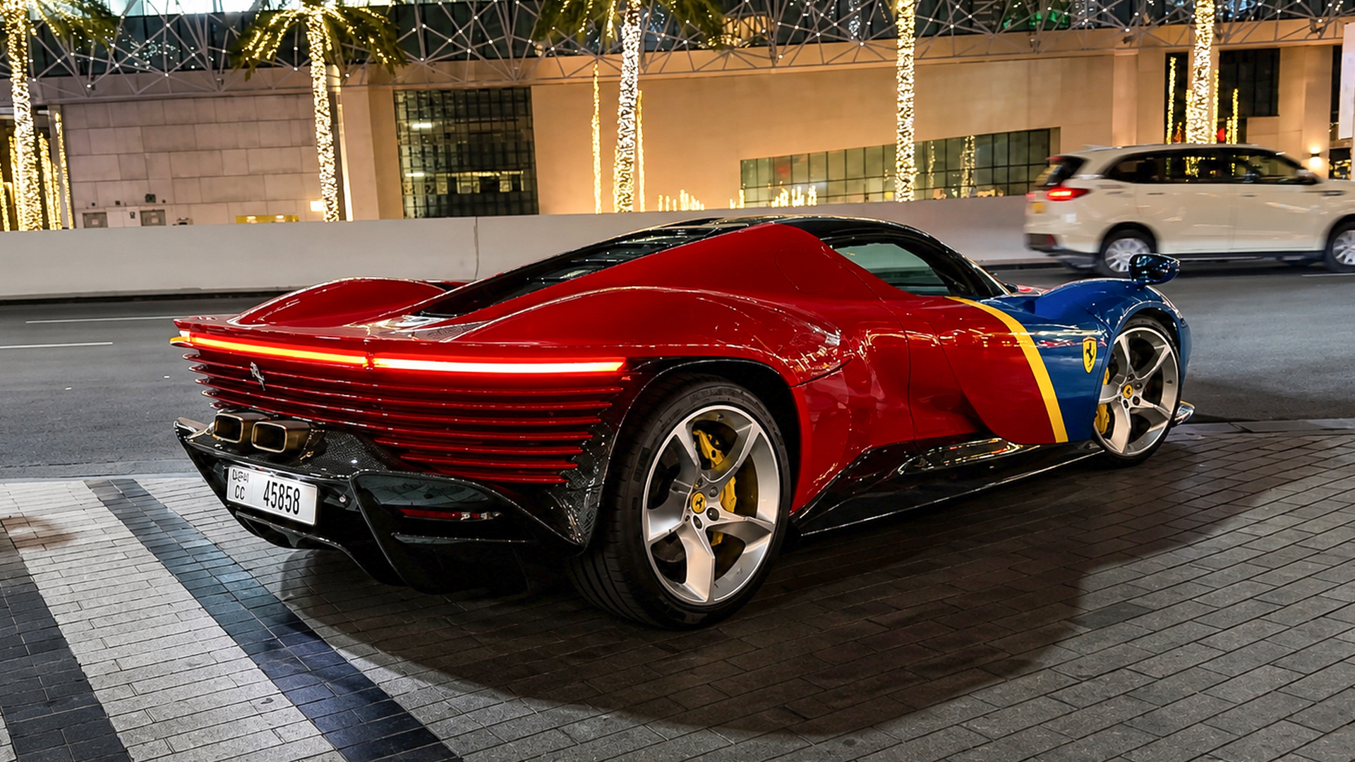 Miljardair geniet van Ferrari Daytona SP3 in Dubai