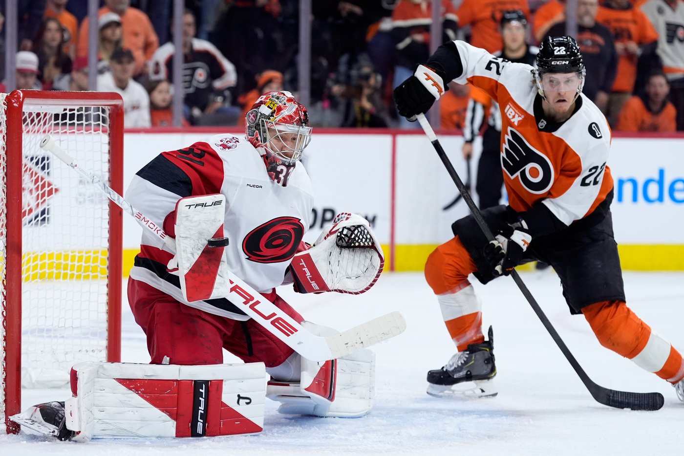 Hurricanes beat the Flyers 4-1 in Game 3, take a 3-0 series lead