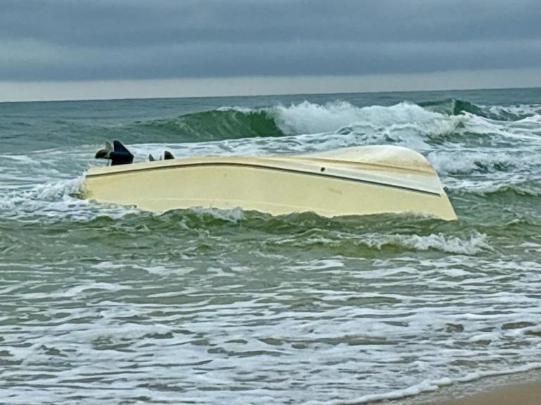 Gulf Shores beach-goers react to capsized boat washing ashore