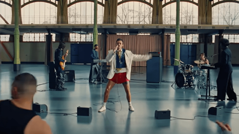 Com visual provocador, Harry Styles lança clipe de "Dance No More"; assista
