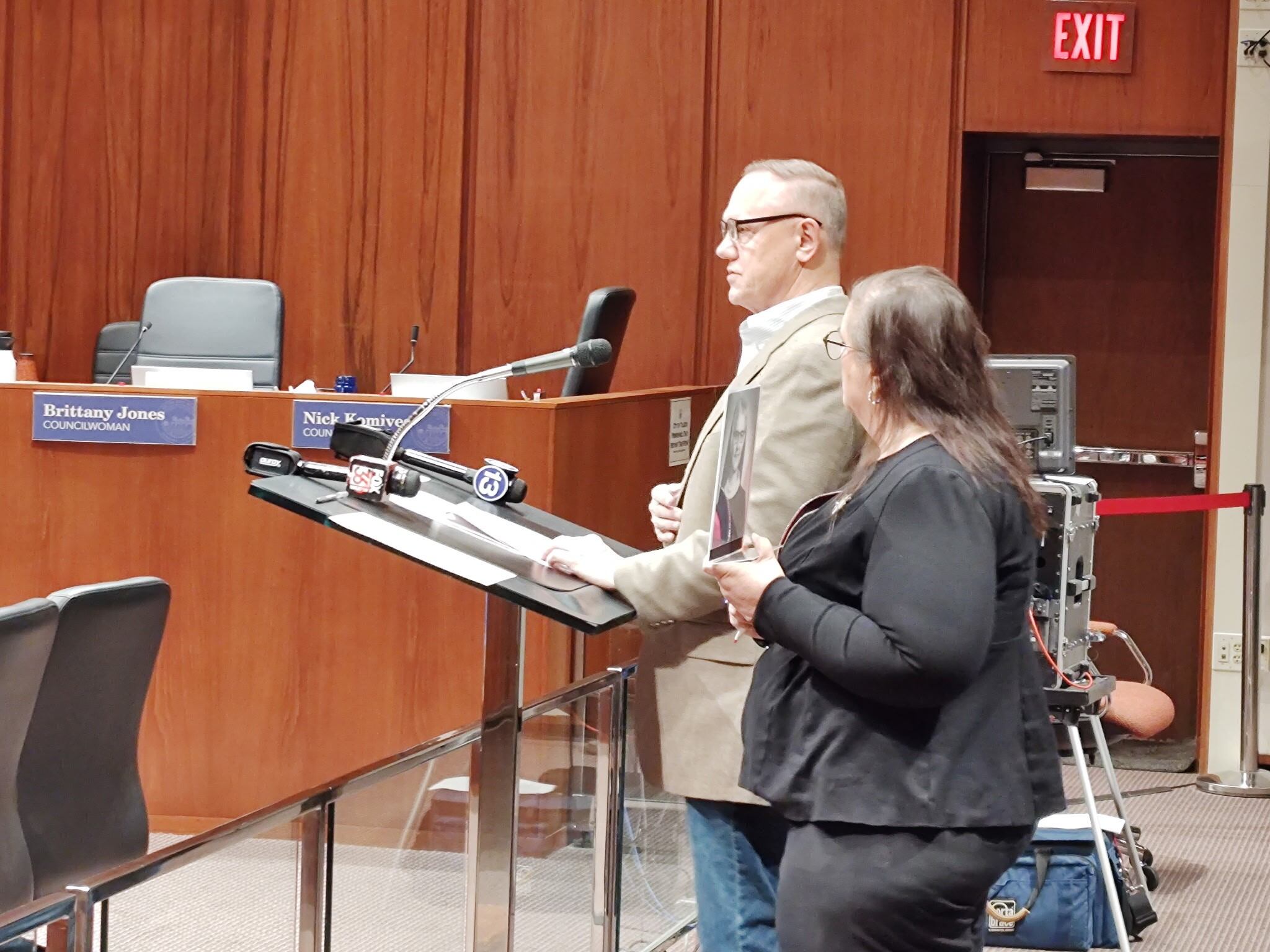 Honor board delays decision on removing street sign as it examines man ...