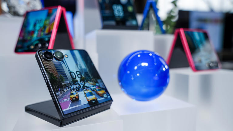 Hey Apple, I don't want a Galaxy Z Fold clone, I want a colorful ...