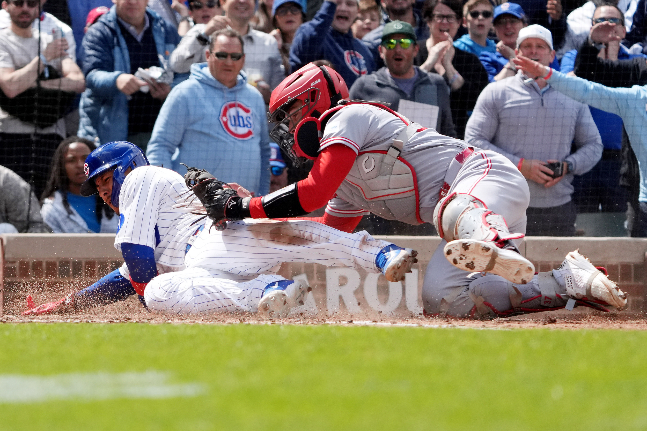 Fourth-inning outburst propels Cubs to 15th straight home win