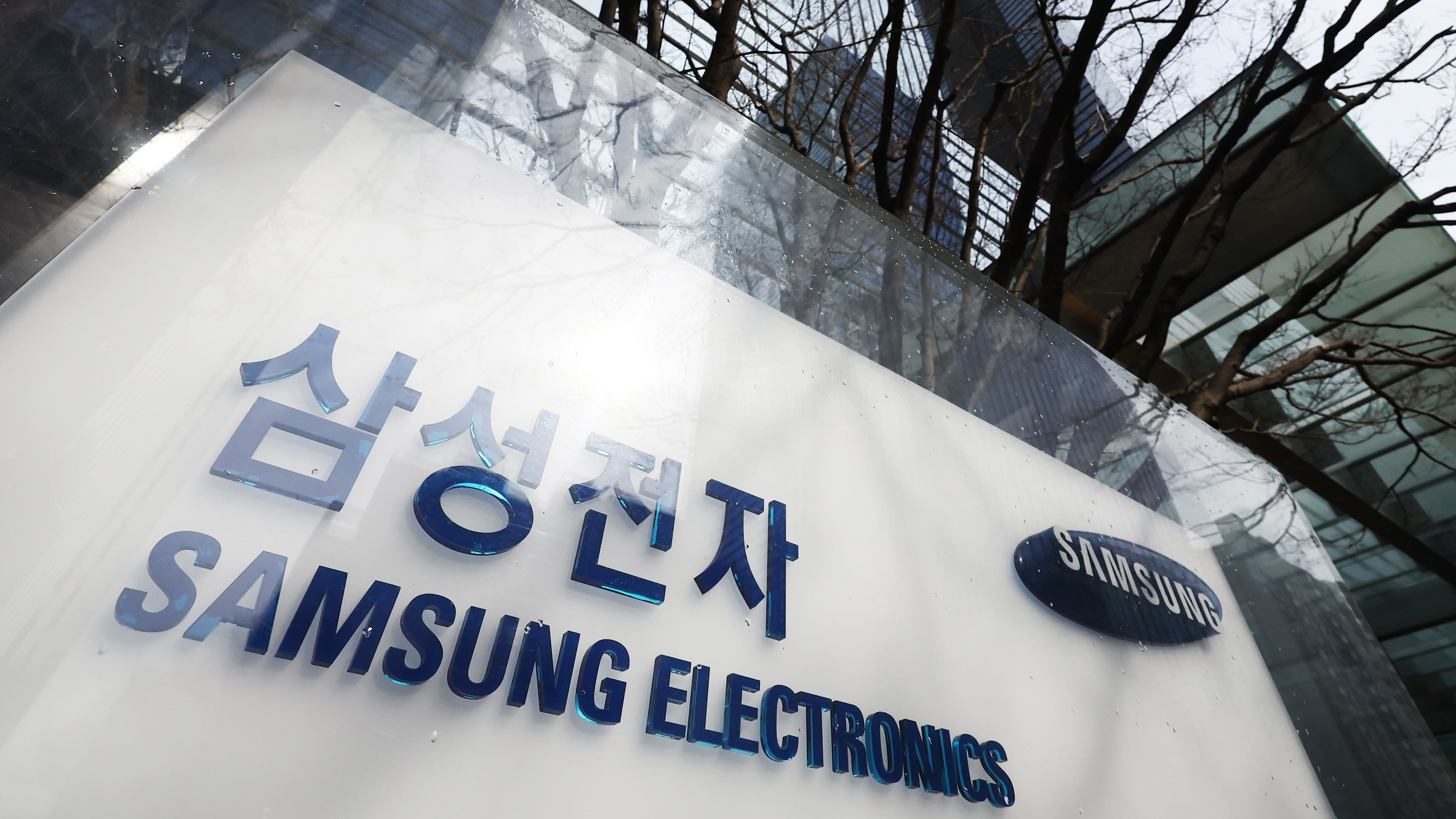 Samsung Electronics' profit forecast surpasses Japan's top 100