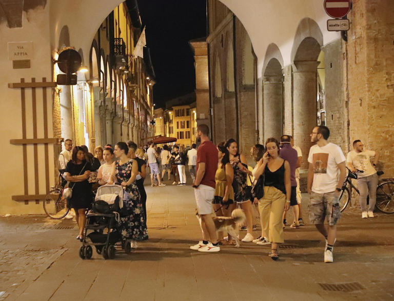 Festa degli acquisti, negozi aperti fino a sera
