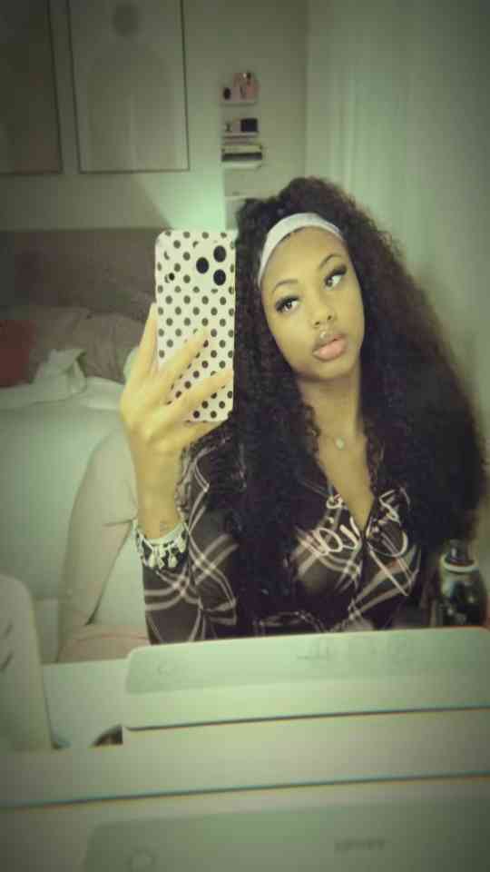 Soft curly hair glam with a chic mirror selfie look