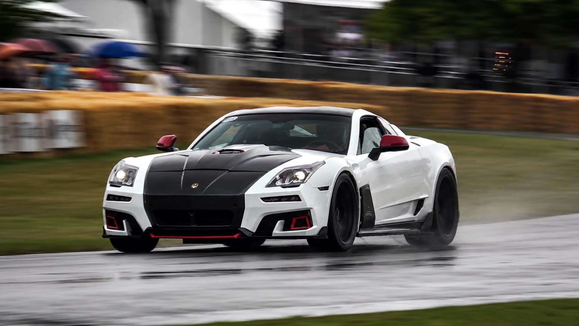 Een zeldzame Prato Automobiles-prototype gaat voluit op het circuit