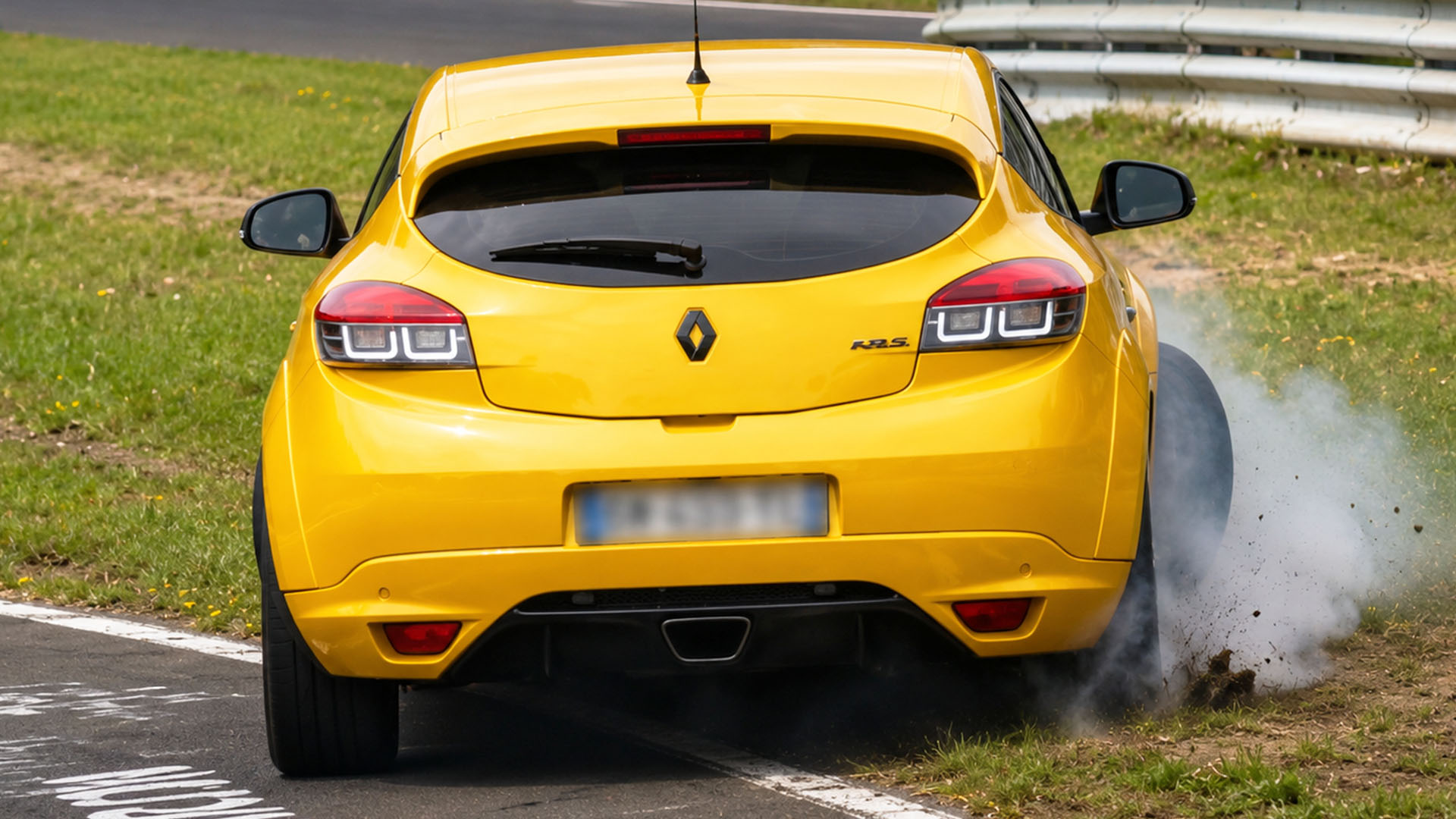 Heftige Nürburgring-Fehler schicken Autos ins staubige Gras