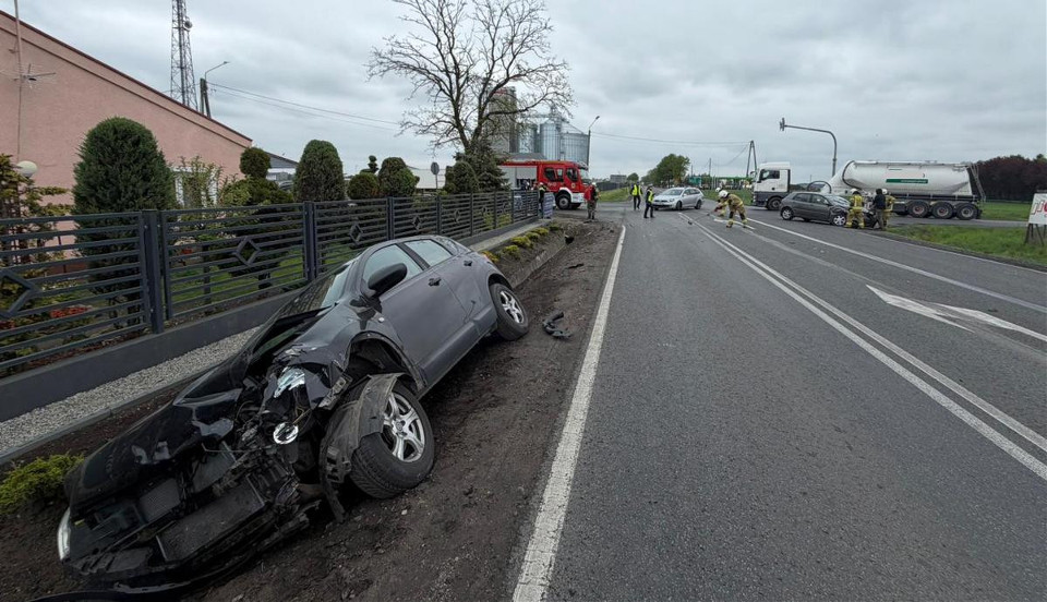 Zderzenie samochodów na skrzyżowaniu DK 62 z DW 267. Nissan wylądował w ...