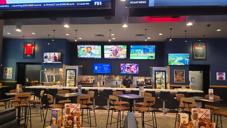 Answer Woman: Buffalo Wild Wings, Taco Bell closed? Why?