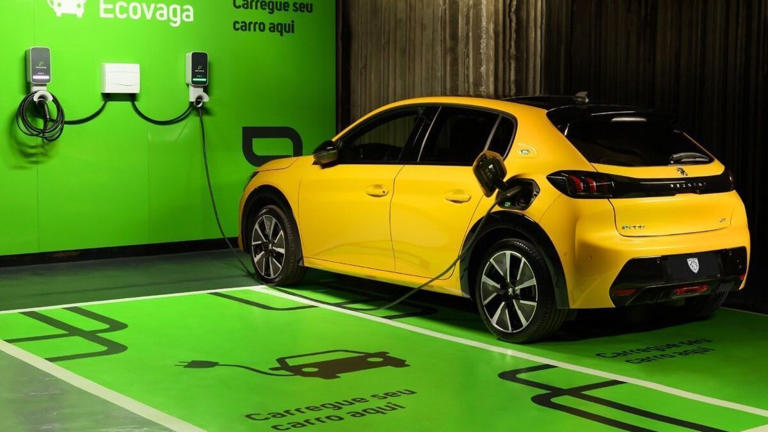 Projeto de lei prevê multa para carro elétrico parado após recarga