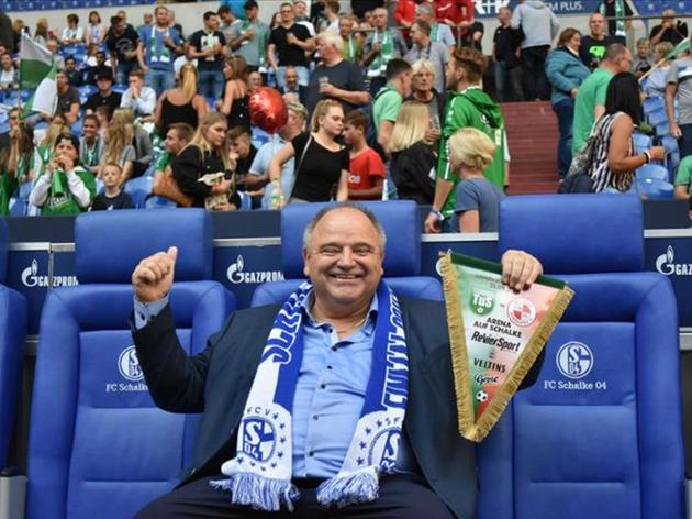 Blau-weiße Fanliebe: Charly Grote feiert den Schalke-Aufstieg