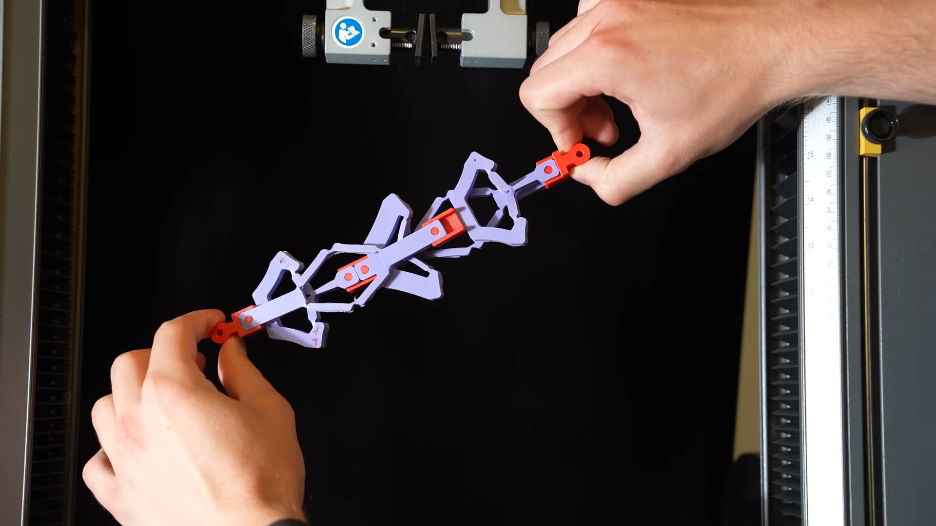 Watch what happens when this mechanism is pulled - it shrinks instead