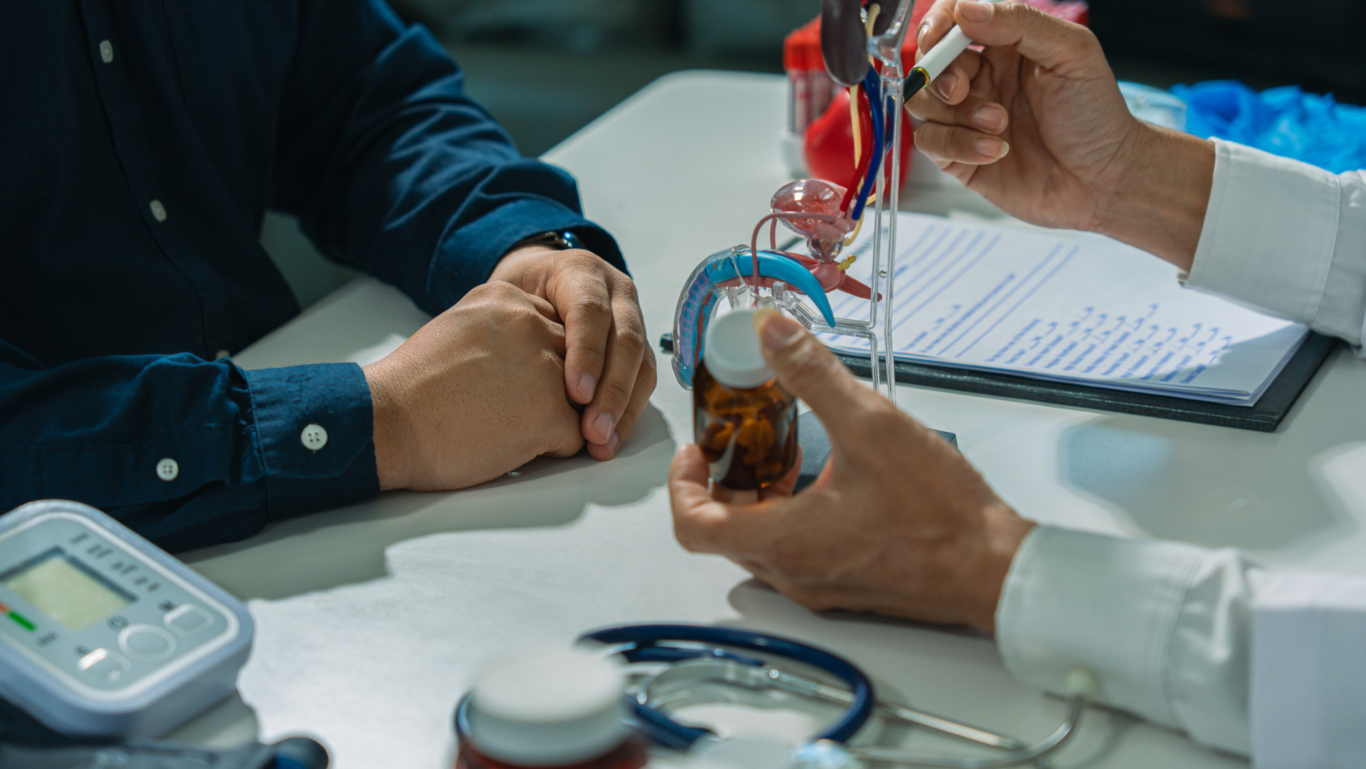 What are the warning signs of testicular cancer?