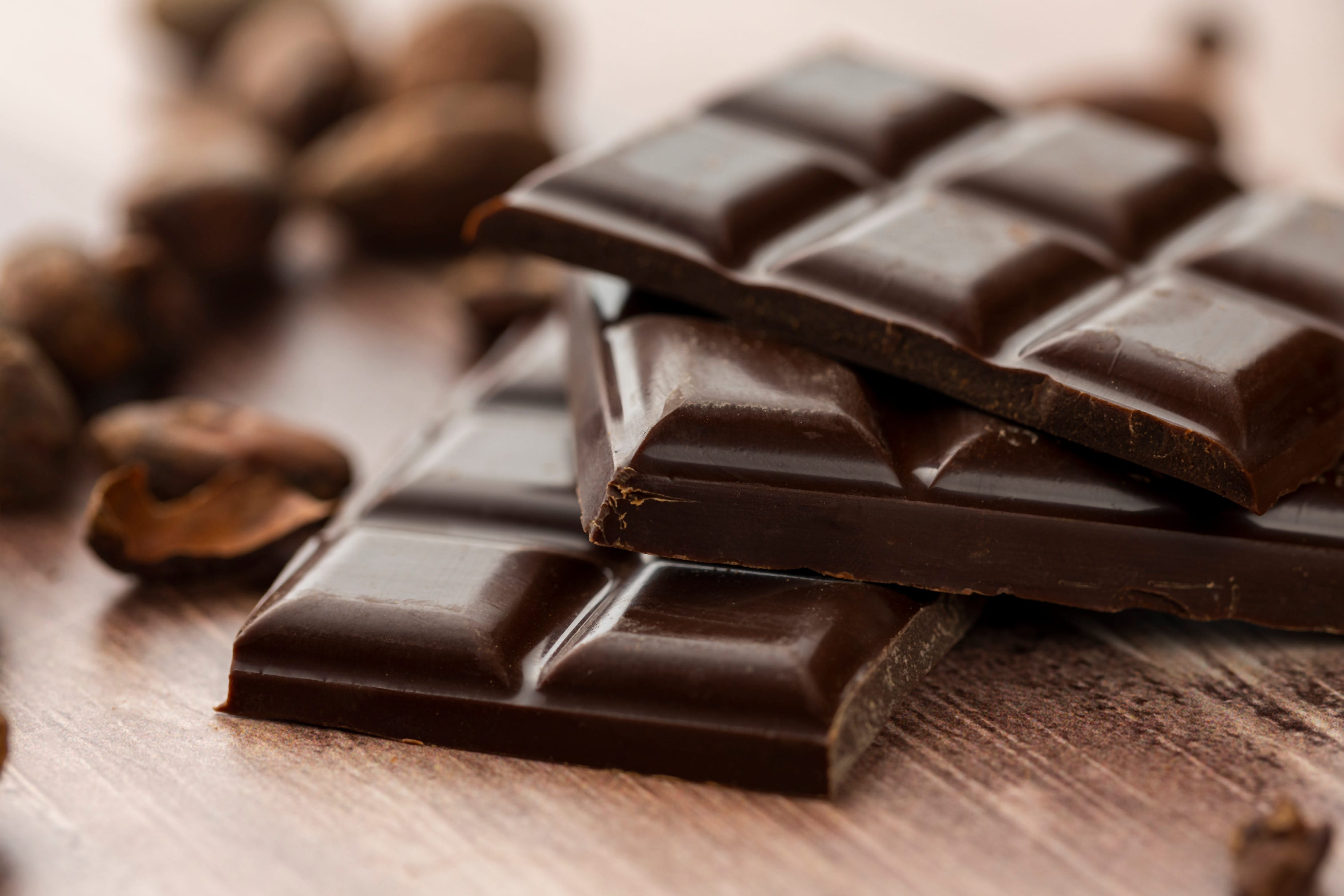 What experts say about dark chocolate's ability to lower cholesterol