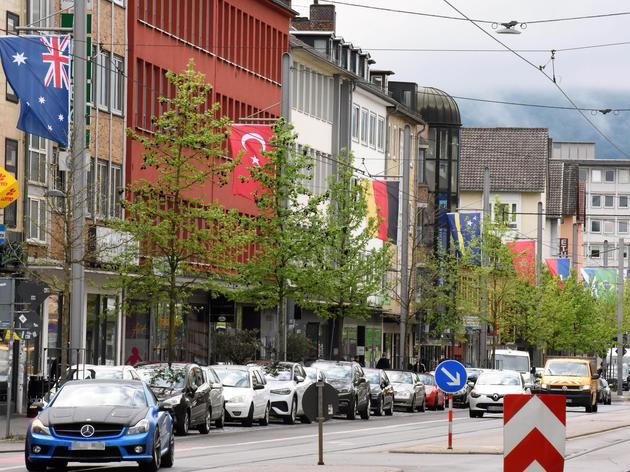 WM-Flaggen auf der Friedrich-Ebert-Straße in Kassel sind gehisst