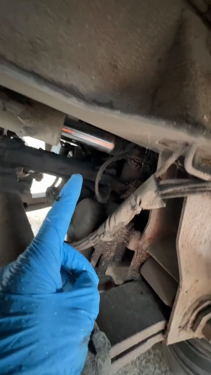 How do heavy trailer steering systems actually work?