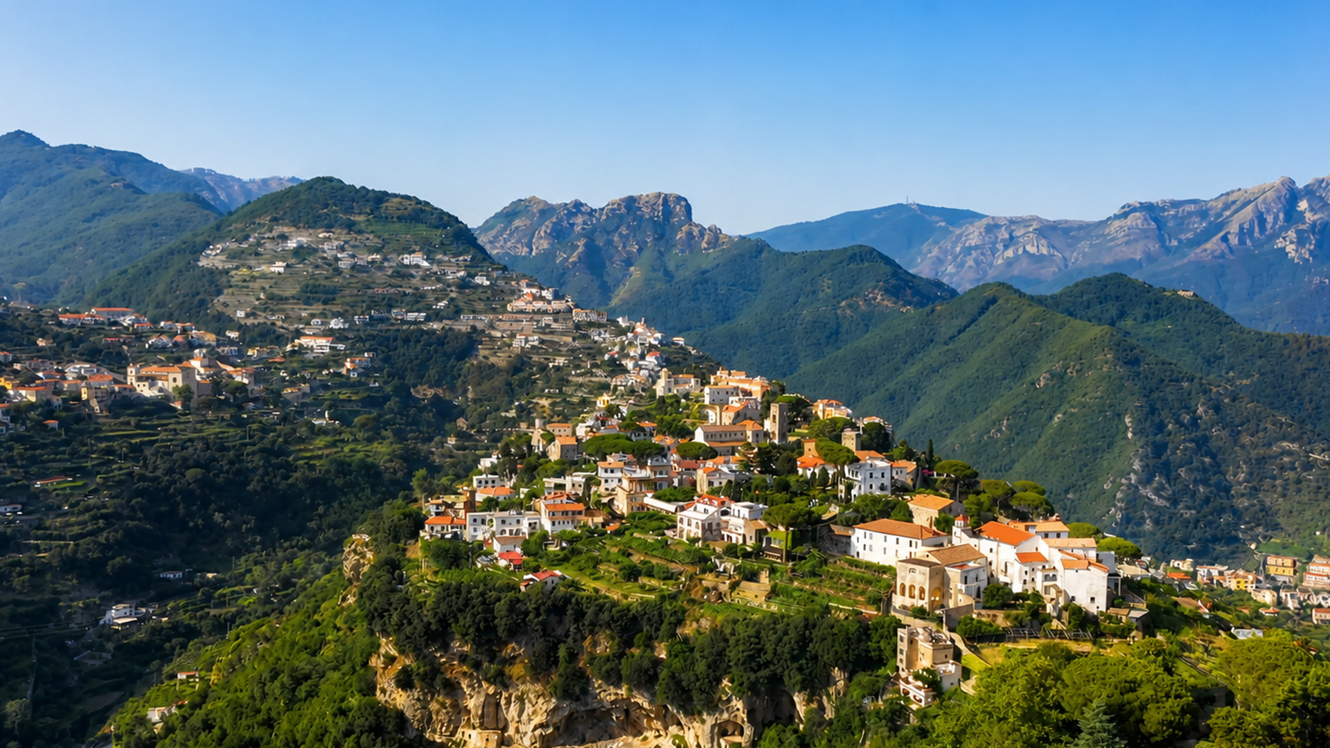 Un paese sviluppato lungo ripide colline