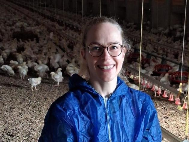 Angela Wegener hat 50.000 Hähnchen im Blick und kocht für 20 Leute
