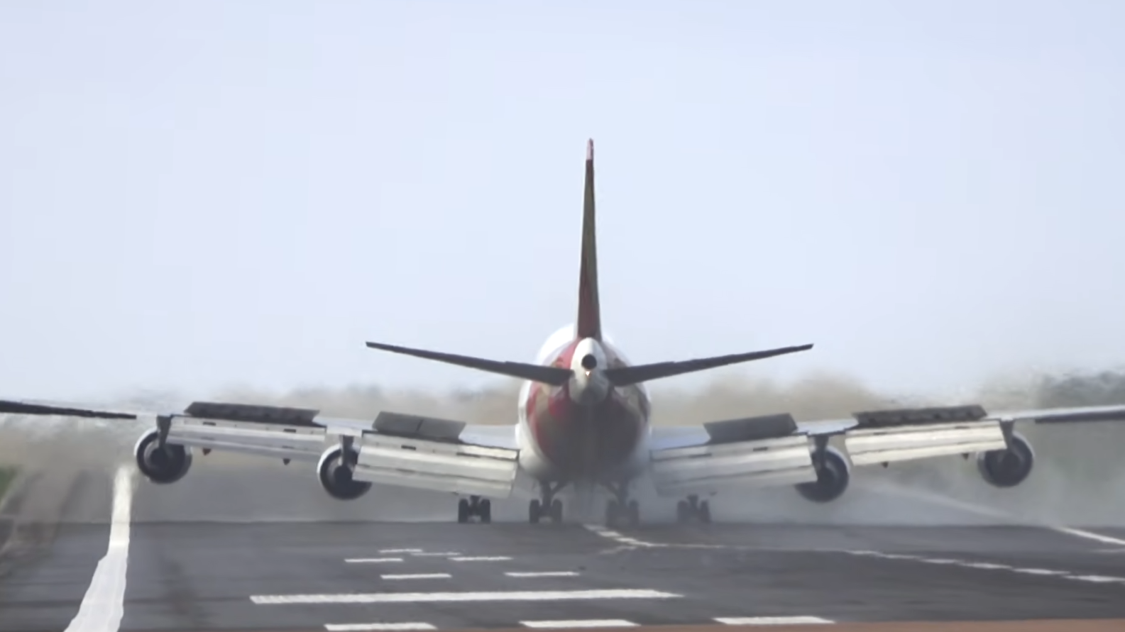 Watch this 747 land sideways - "Seconds from losing it"