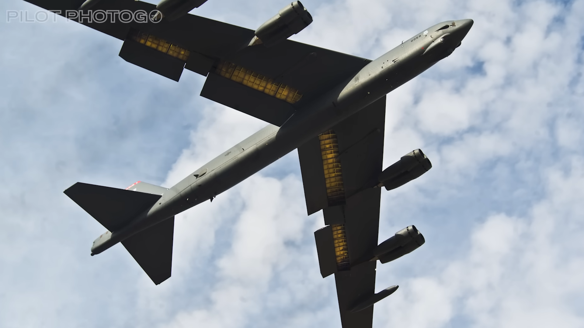 Watch US bombers smash through Iranian threats - "No escape"