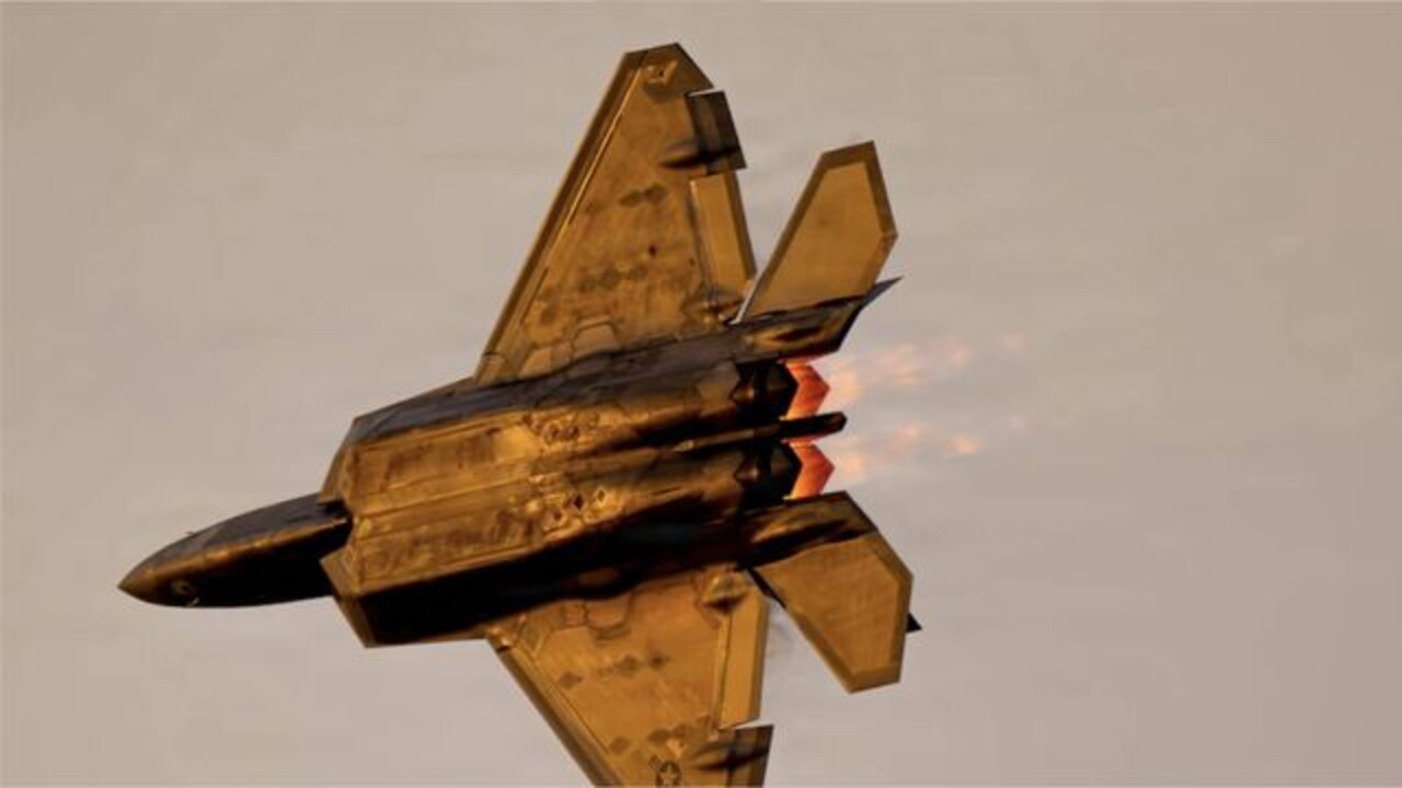 Ein 334.000.000 Dollar teurer F-22 Raptor wurde bei Übung von einem ...