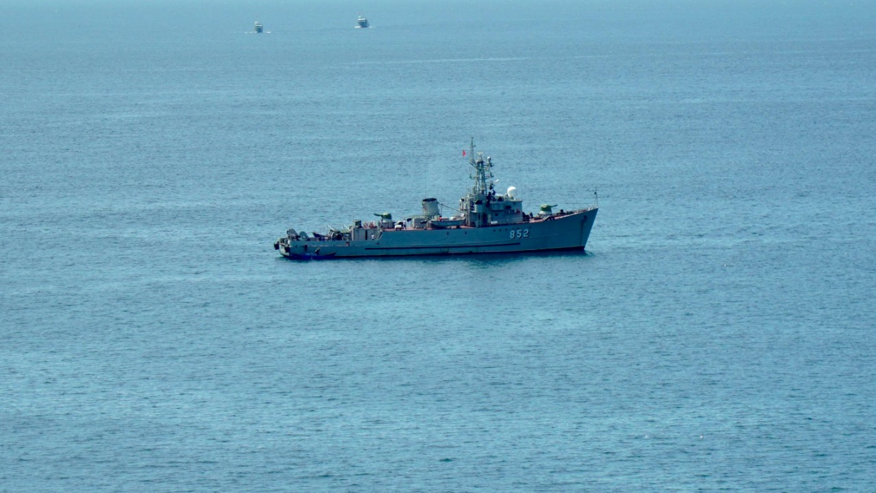 Three US Navy destroyers come under Iranian missile and drone fire ...
