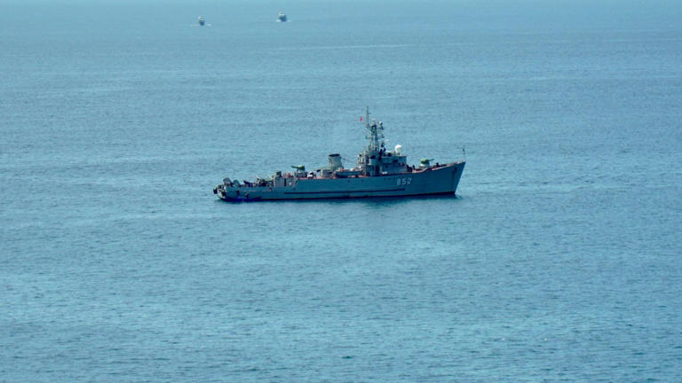 Three US Navy destroyers come under Iranian missile and drone fire ...