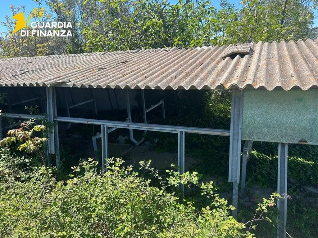 Sequestrata nel cosentino maxi area industriale con 1000 mq di amianto ...