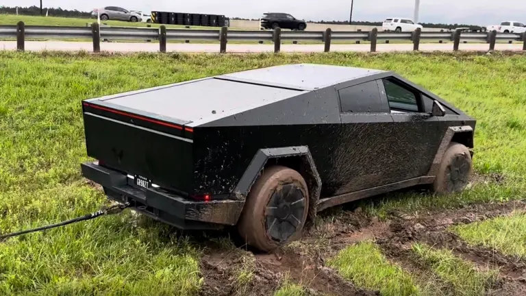 Texas Tesla Cybertruck driver decides to go to the rescue of Range ...