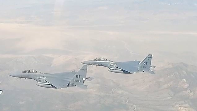 This is how a F-15E Strike Eagle US warplane gets refuelled mid-flight