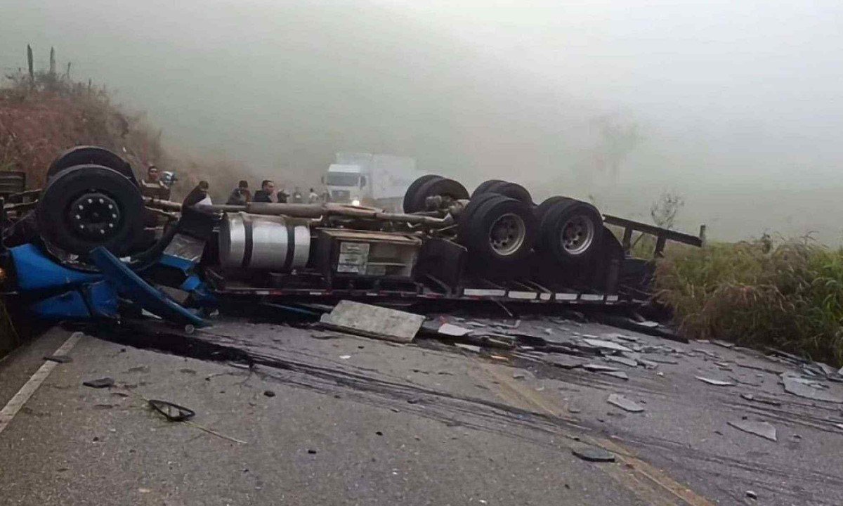 MG: caminhão tomba e interdita a MGC-265; motorista fica preso às ferragens