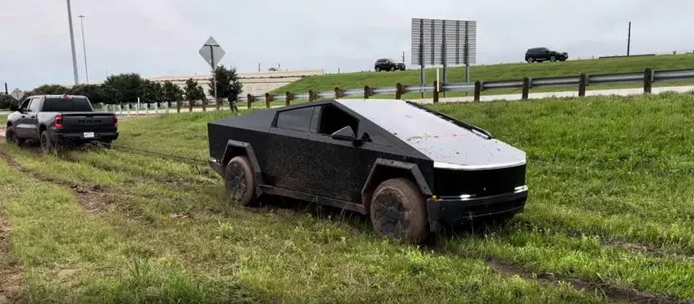Texas Tesla Cybertruck driver decides to go to the rescue of Range ...